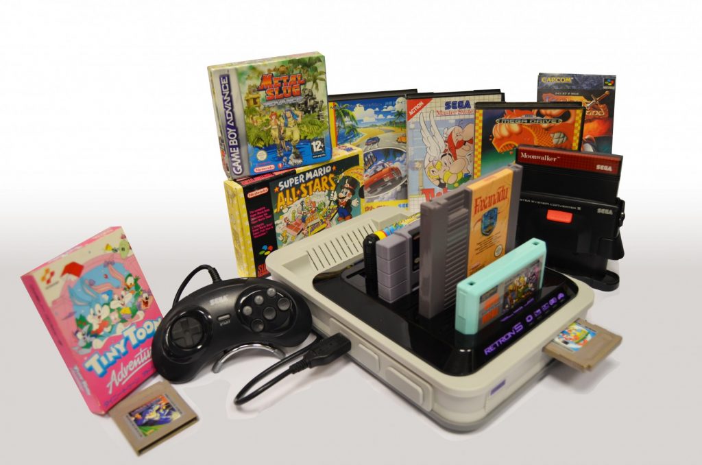 RETRON 5 : la console retrogaming 5 en 1 débarque en Europe | Geeks and ...