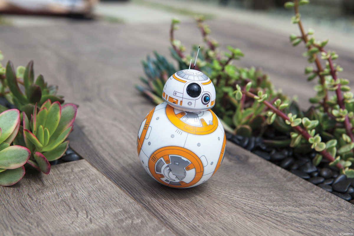 Star Wars The Force Awakens : Sphero dévoile son droid BB-8 contrôlable ...